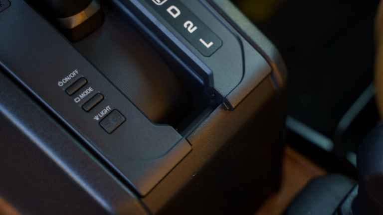 新型ジムニーの光らないシフトポジションをLEDで光るシフトゲートパネル取り付け！星光産業（EXEA）お手軽カスタム | JIMKENブログ