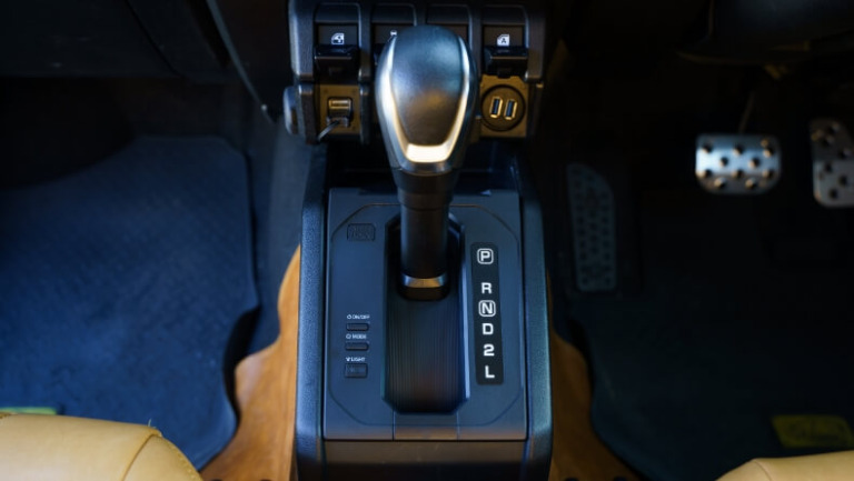 新型ジムニーの光らないシフトポジションをLEDで光るシフトゲートパネル取り付け！星光産業（EXEA）お手軽カスタム | JIMKENブログ